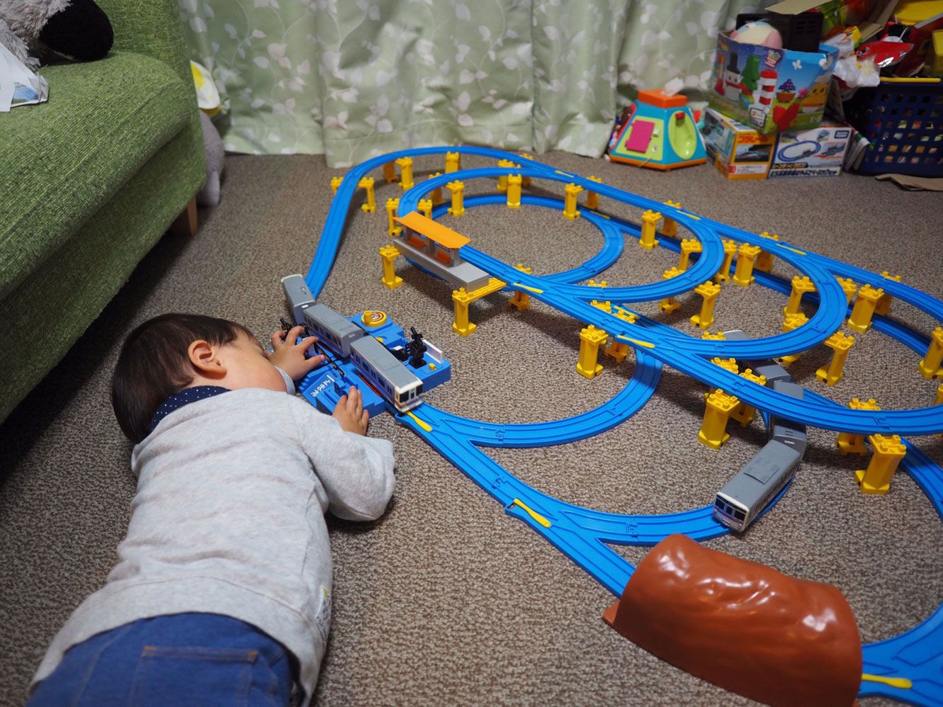 New Battery-less "Plarail" Model Trains Generate Their Own Electicty ...