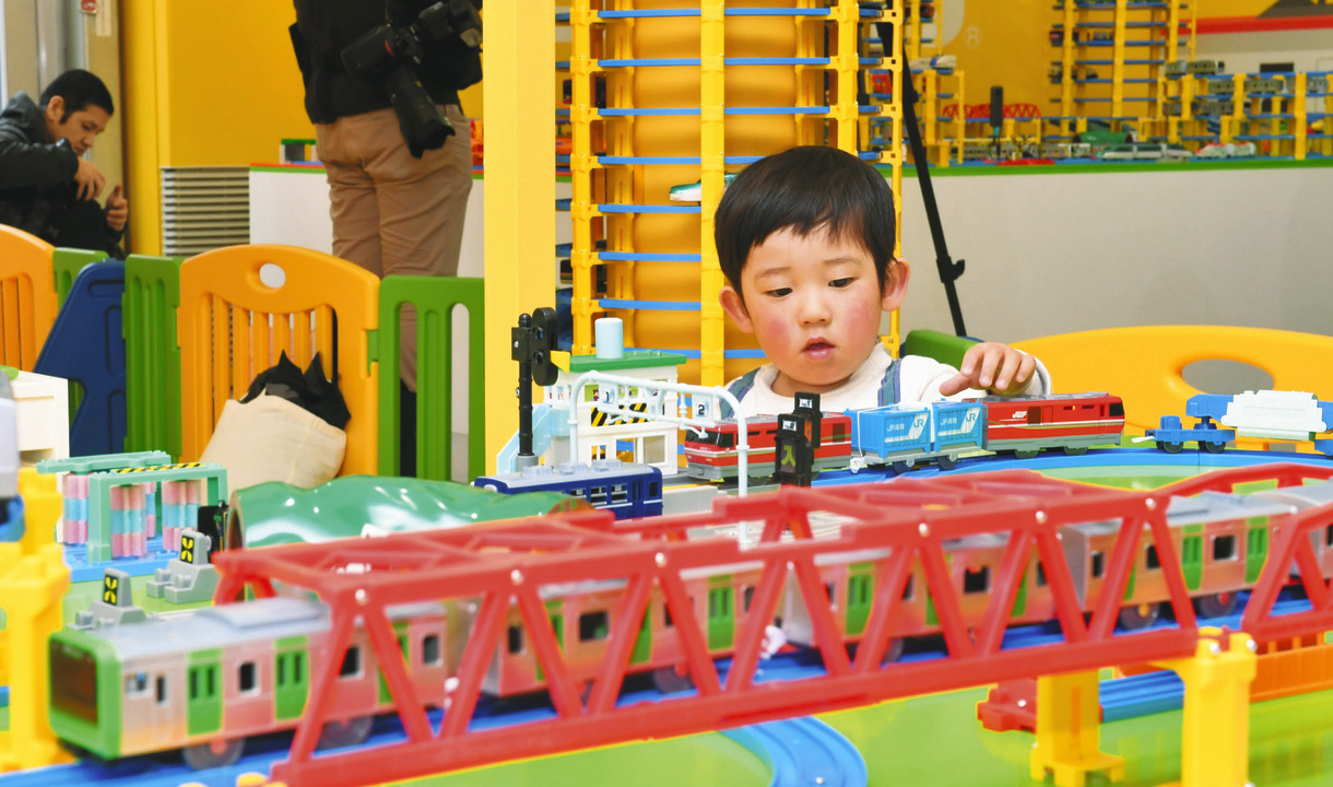 New Battery-less "Plarail" Model Trains Generate Their Own Electicty ...